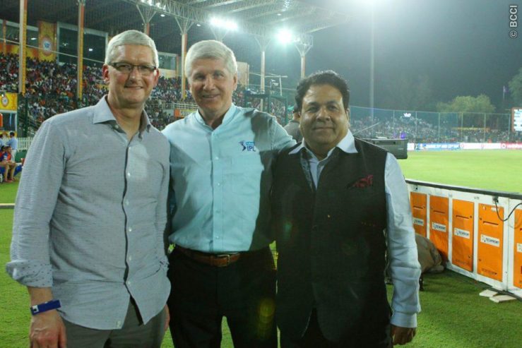 Tim Cook s'éclate avec des stars de Bollywood lors de son voyage en ...