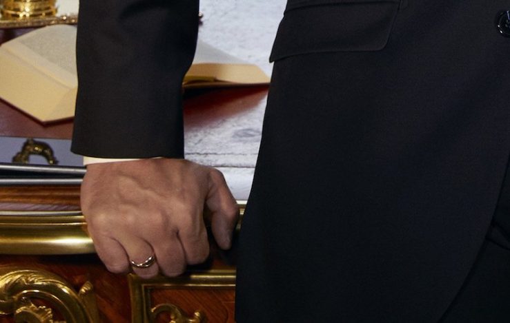 Clin d'œil : Emmanuel Macron inclut ses deux iPhone dans son portrait ...