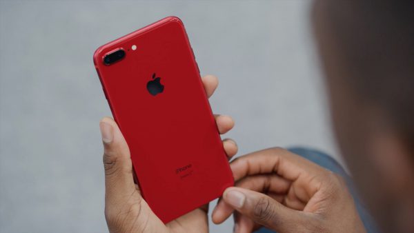 Déballage et prise en main de l'iPhone 8 Plus en rouge - iPhoneAddict.fr