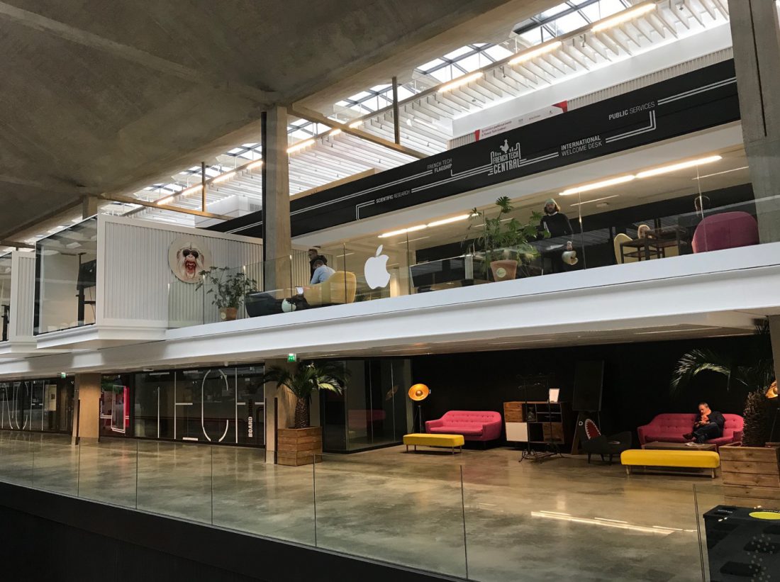 Apple se montre à Station F à Paris avec son logo et son bureau ...