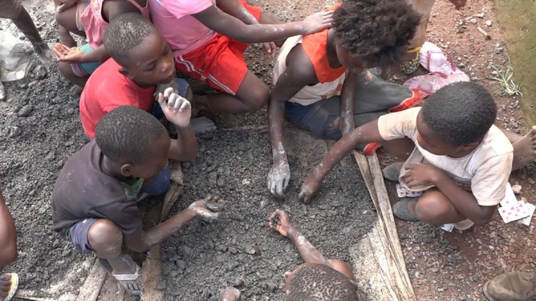 Apple et d’autres poursuivis pour l’exploitation d’enfants dans les mines au Congo - iPhoneAddict.fr