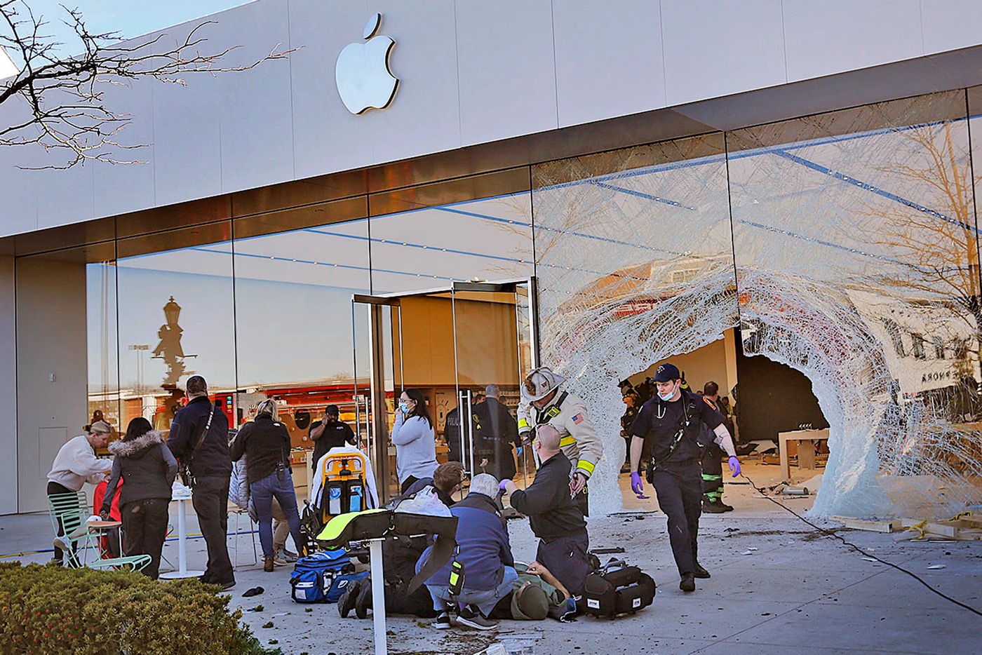 Apple Store et mort d'une personne : le conducteur du SUV plaide non ...