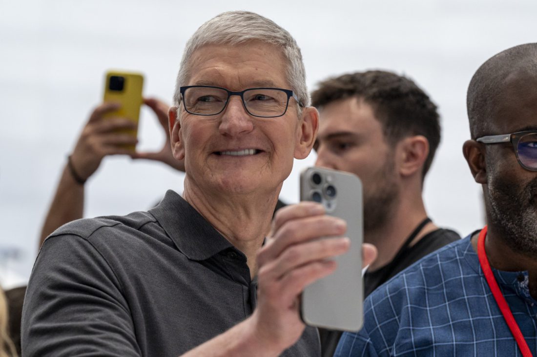 Tim Cook défend l'iPhone face aux nouveaux produits avec IA ...