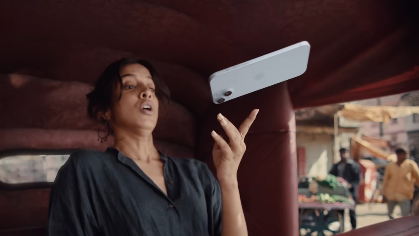 Dans une pub, Apple vante la résistance de l'iPhone 15 dans un tuk-tuk ...