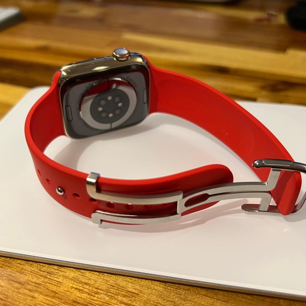 Apple Watch : un prototype de bracelet avec une boucle-fermoir en métal ...