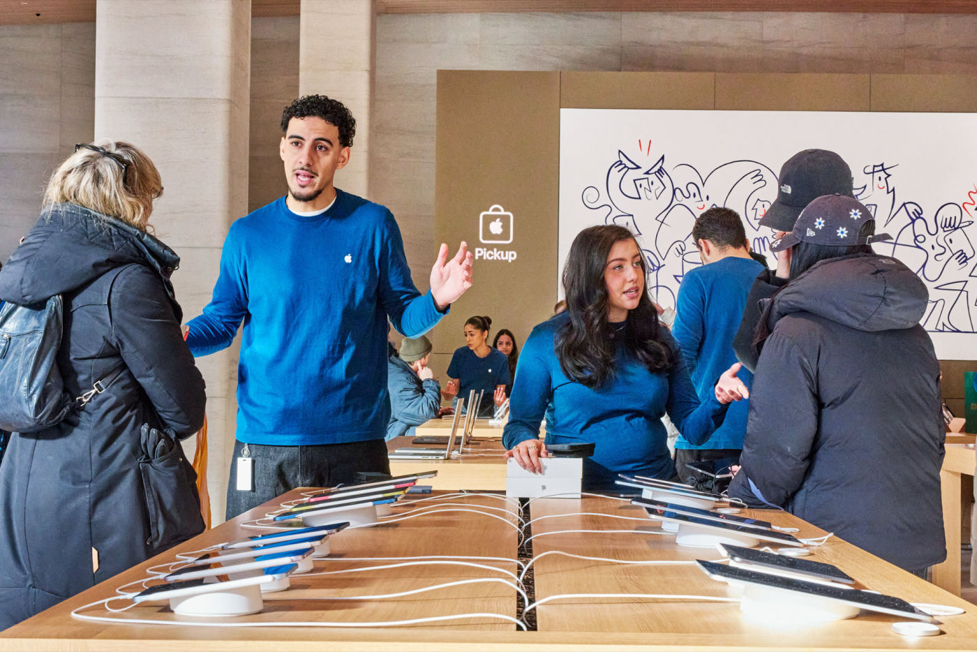 Apple dévoile les photos de son nouvel Apple Store à Montréal ...